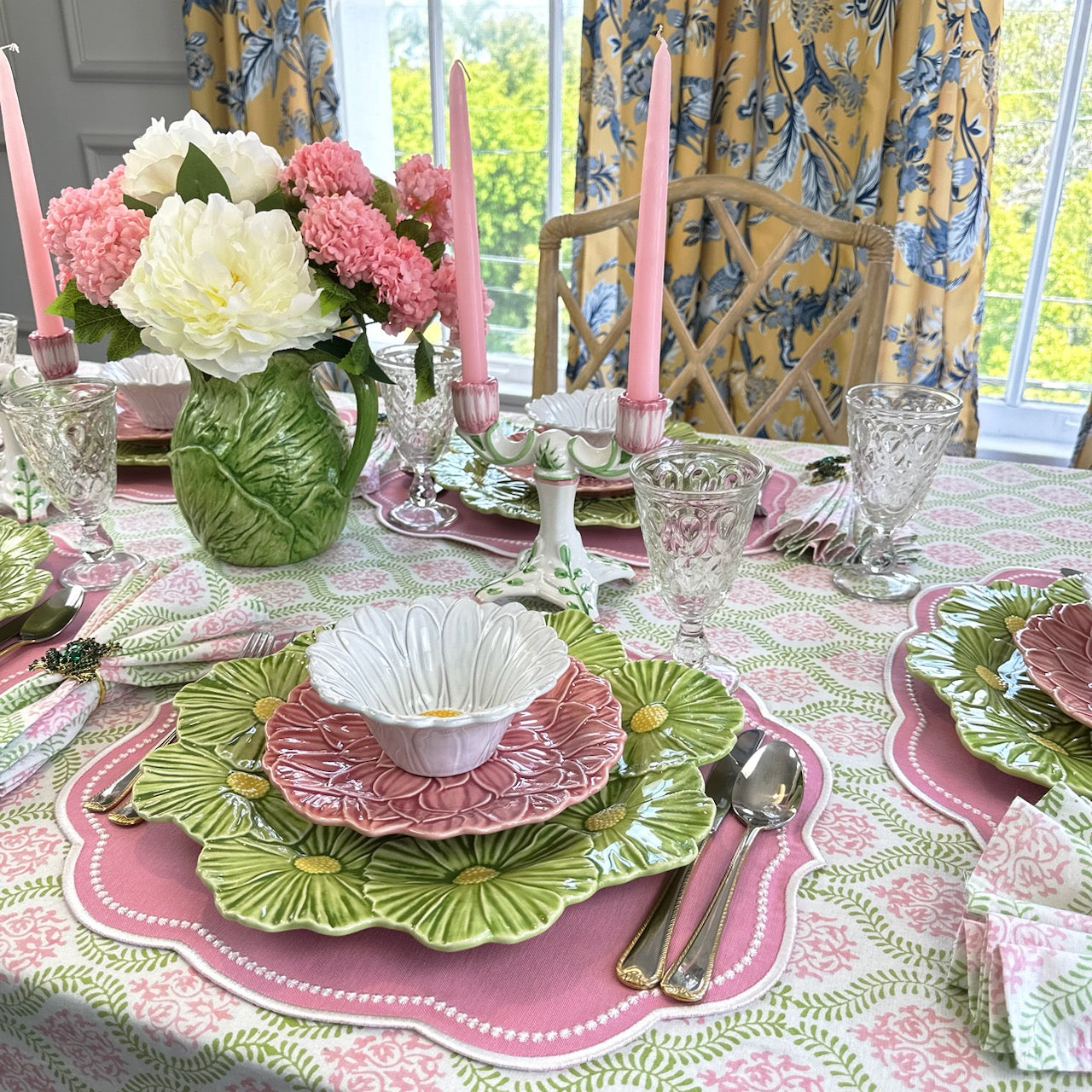Garden Vines Tablecloth in Pink – The Well Appointed House